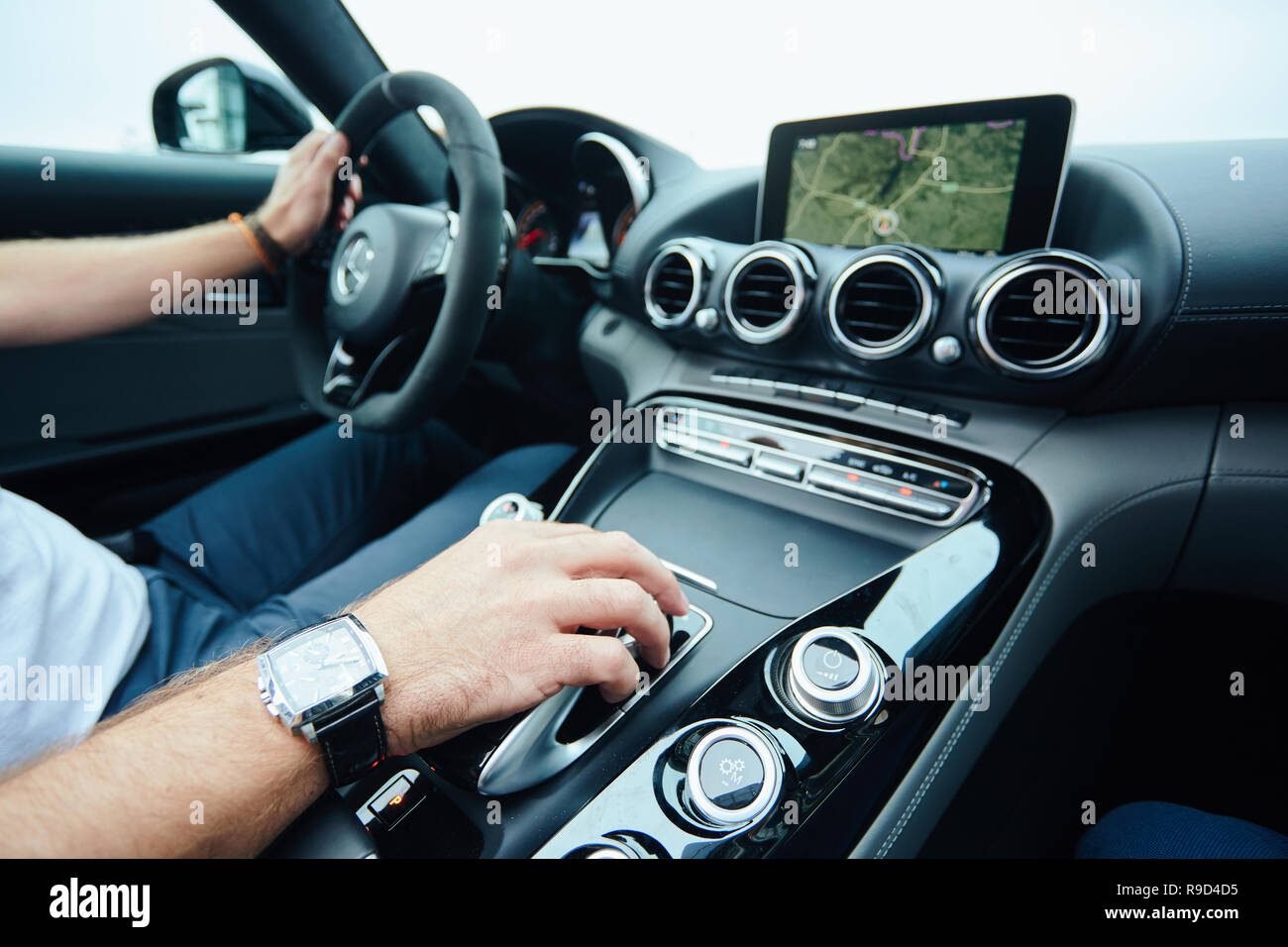 hand on automatic gear shift, Man hand shifting an automatic car Stock ...