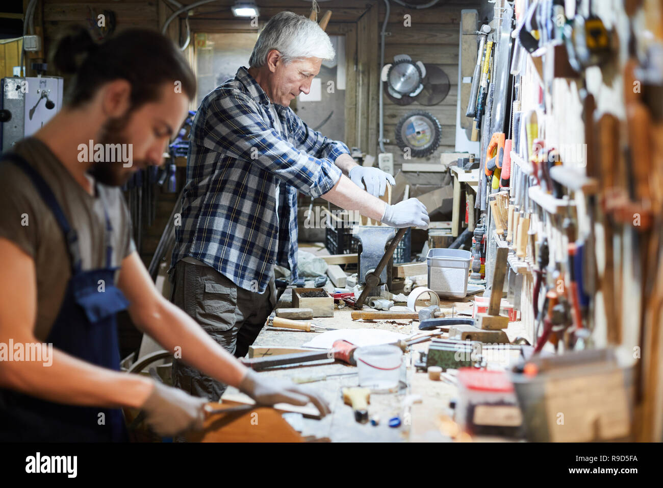 Carpenter men teamwork manufacturing hi-res stock photography and ...
