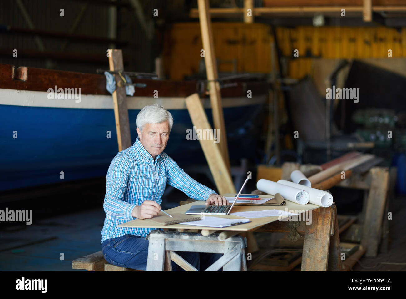 Busy dockyard hi-res stock photography and images - Alamy