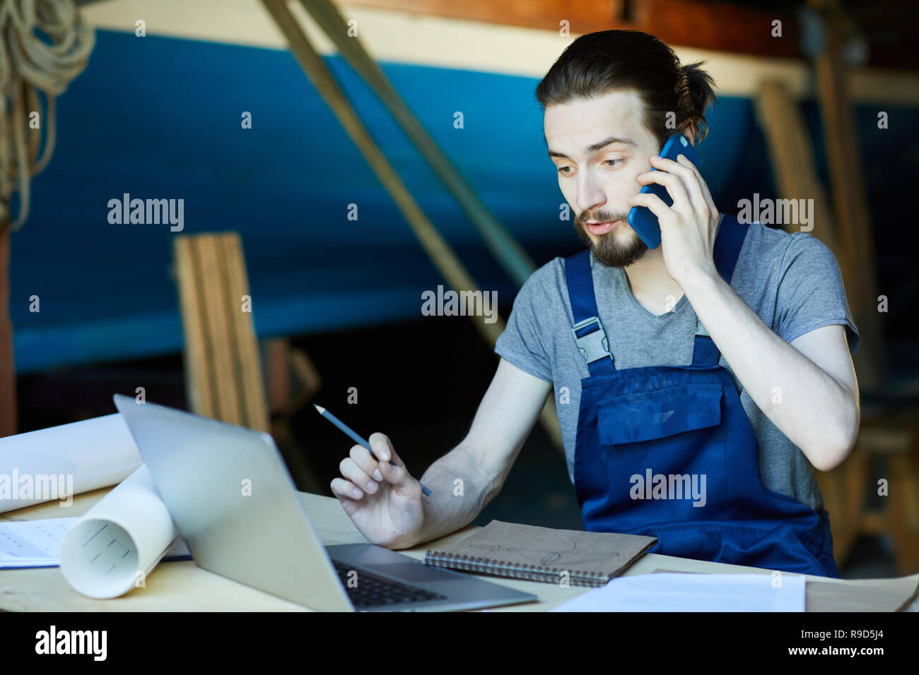 Handyman and client hi-res stock photography and images - Alamy
