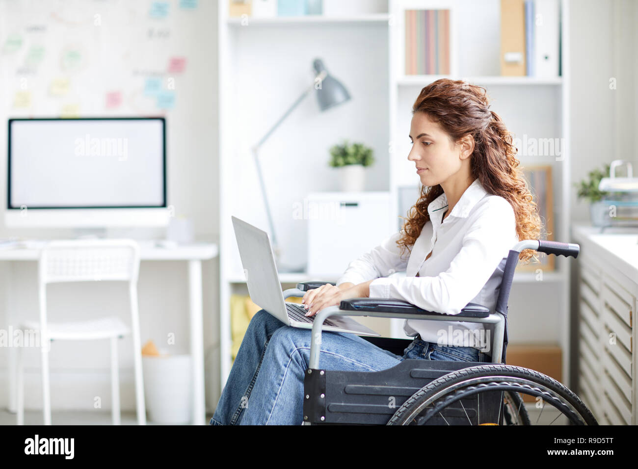 Woman executive business employee laptop hi-res stock photography and ...