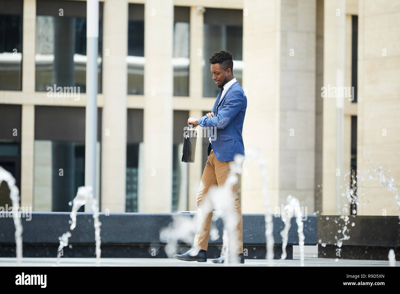 Man walking busy street hi-res stock photography and images - Alamy