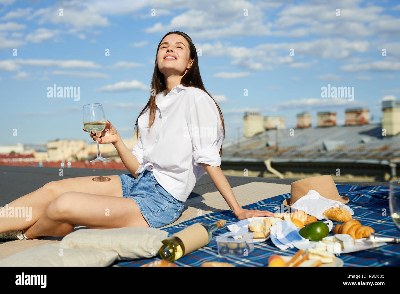 Woman outside summer hi-res stock photography and images - Alamy