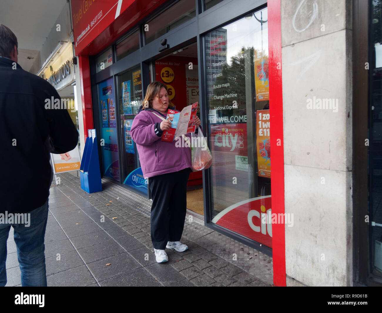 UK High street shoppers shopping and visitors browsing shop fronts ...