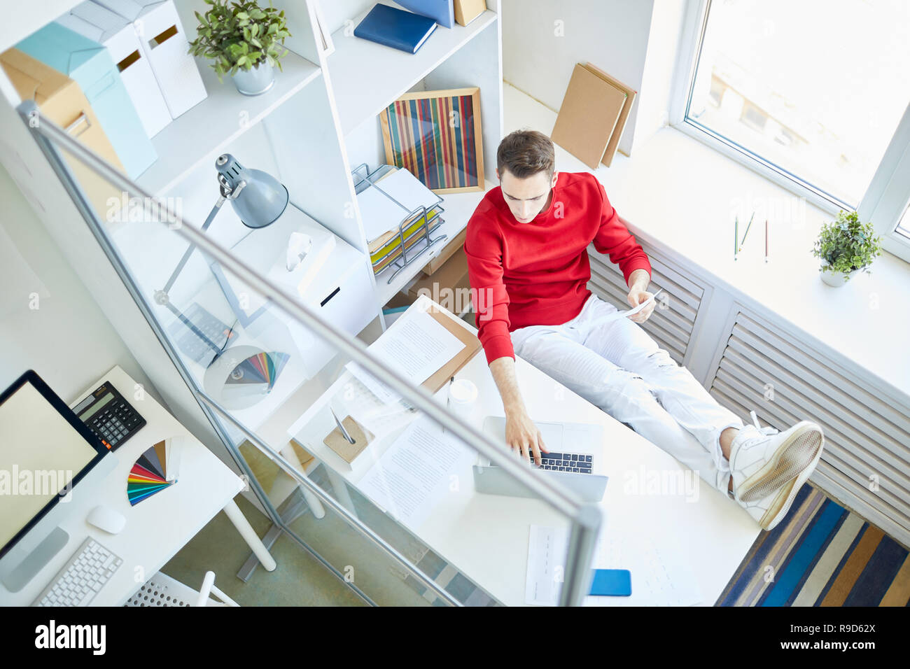 Employee browsing hi-res stock photography and images - Alamy