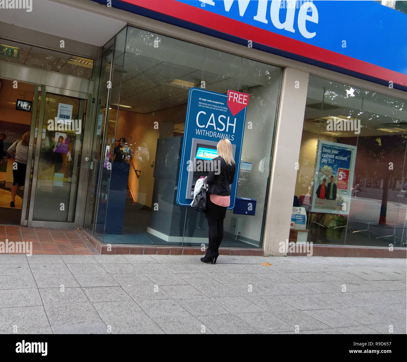 UK High street shoppers shopping and visitors browsing shop fronts ...