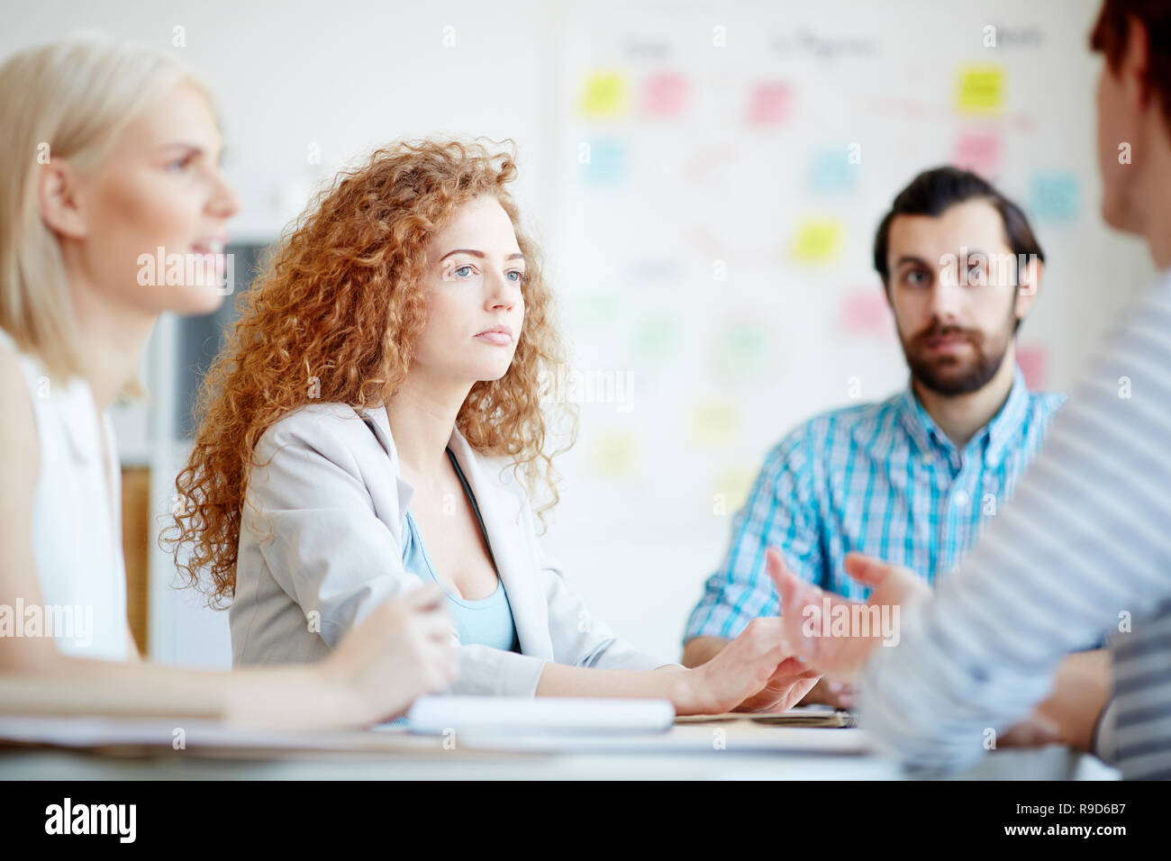 Briefing of colleagues Stock Photo - Alamy