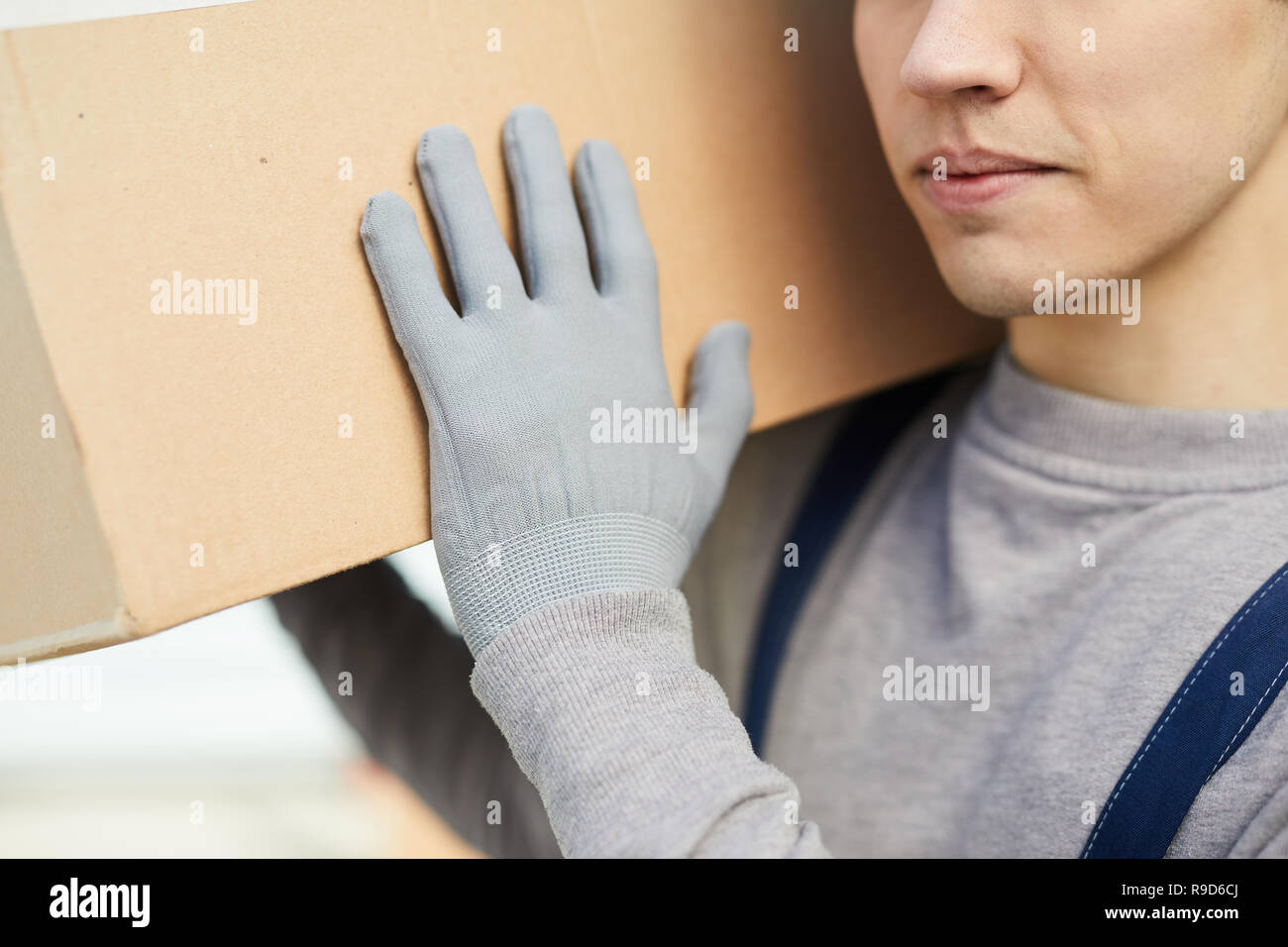 Mover carrying box Stock Photo - Alamy