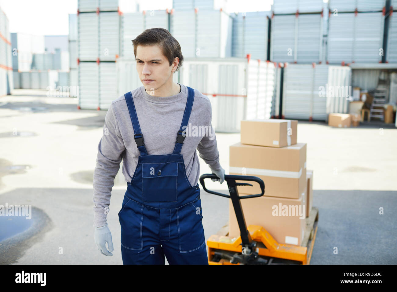 Guy working warehouse hi-res stock photography and images - Alamy