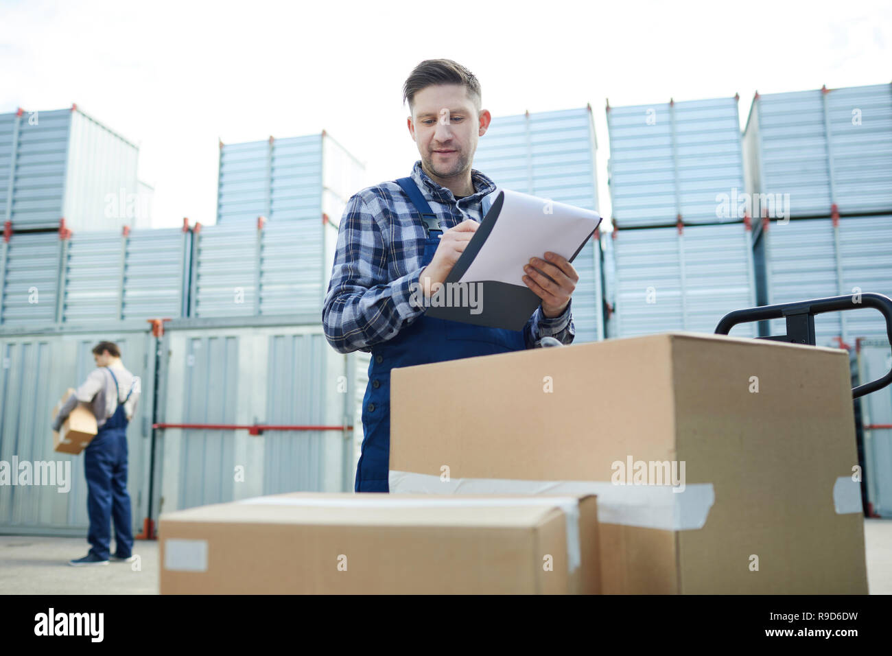 Cargo distribution worker checking boxes Stock Photo - Alamy Cargo distribution worker checking boxes Stock Photo - Alamy