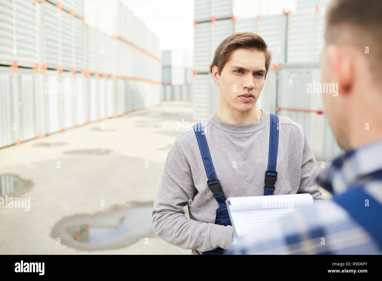 Confused worker hi-res stock photography and images - Alamy