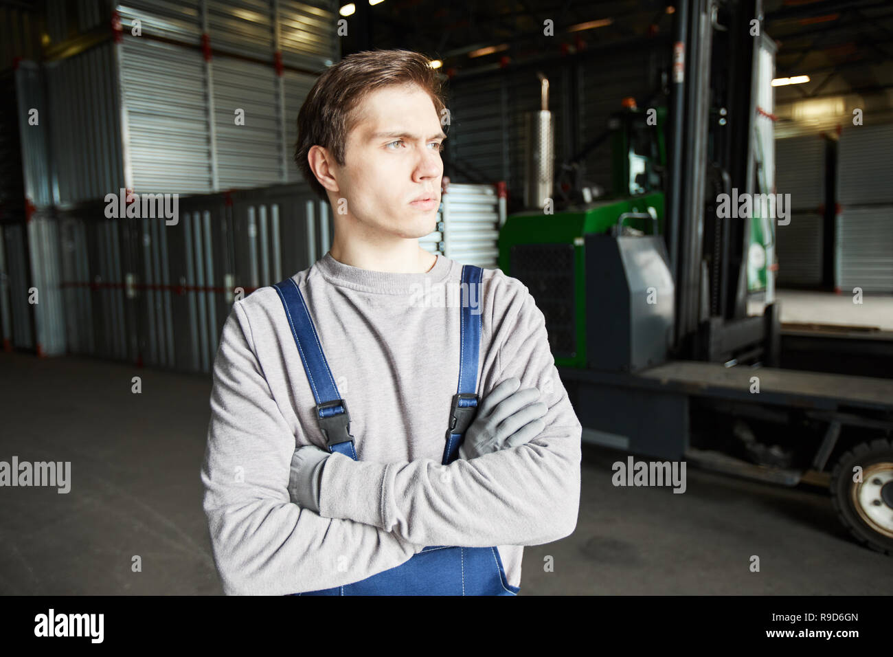 Cargo worker hi-res stock photography and images - Alamy