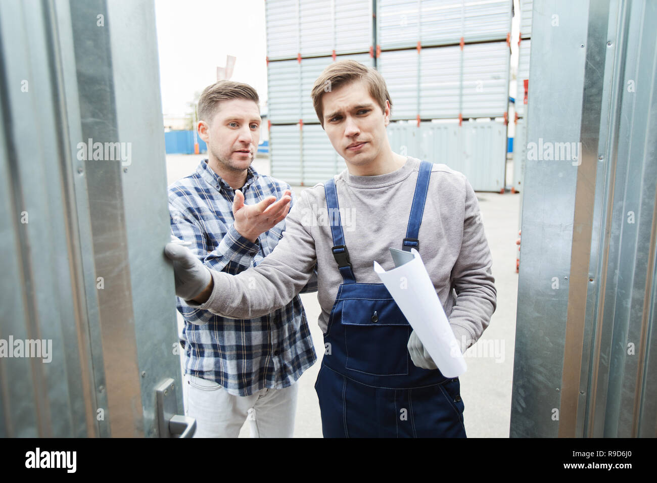 Port shipping container man hi-res stock photography and images - Alamy