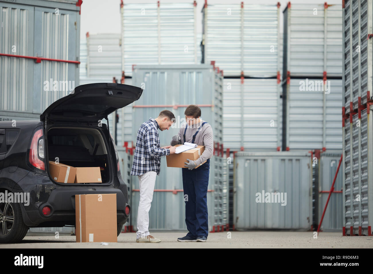 Signing contract with storage company Stock Photo - Alamy