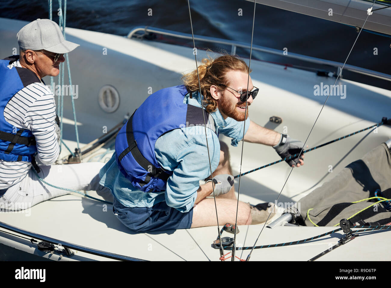 Sailing smiling group team hi-res stock photography and images - Alamy