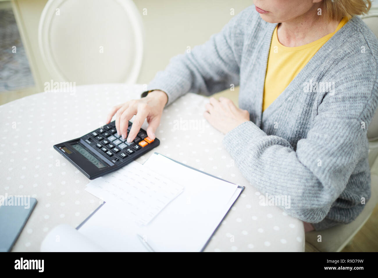 Elderly woman counting hi-res stock photography and images - Alamy