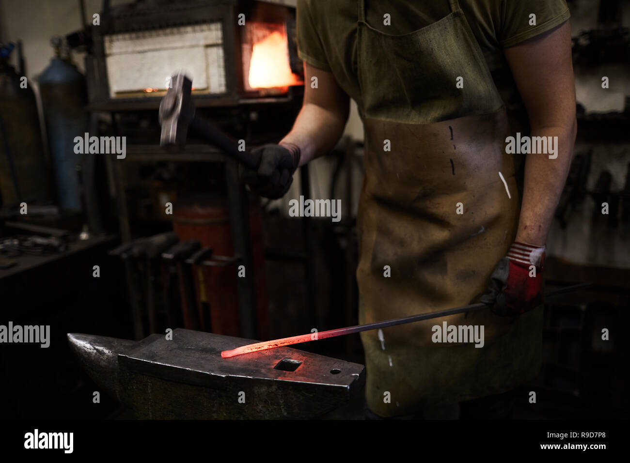 Blacksmith hammering iron hi-res stock photography and images - Alamy