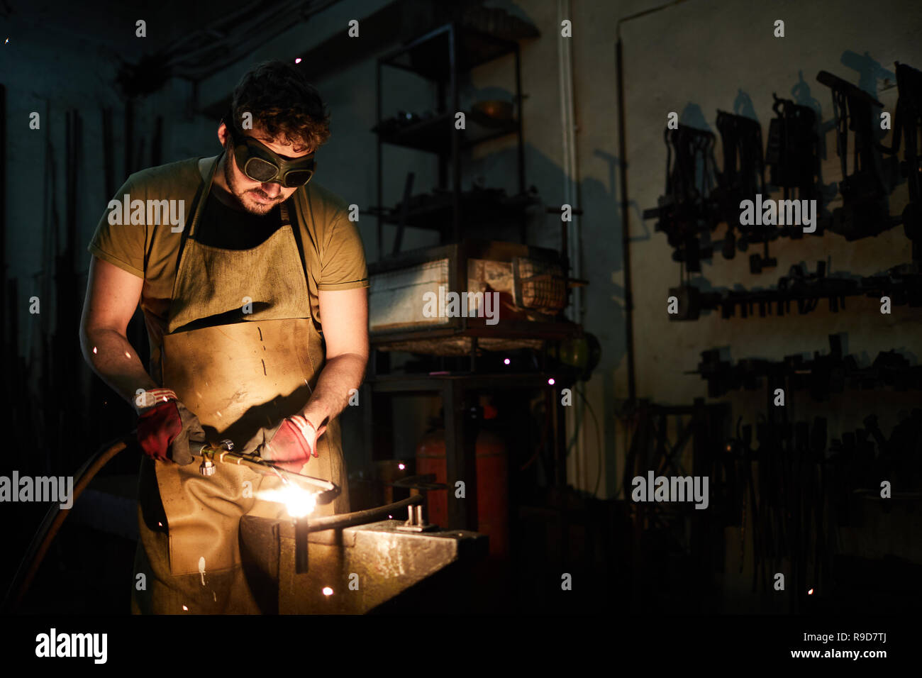 Master welding hi-res stock photography and images - Alamy