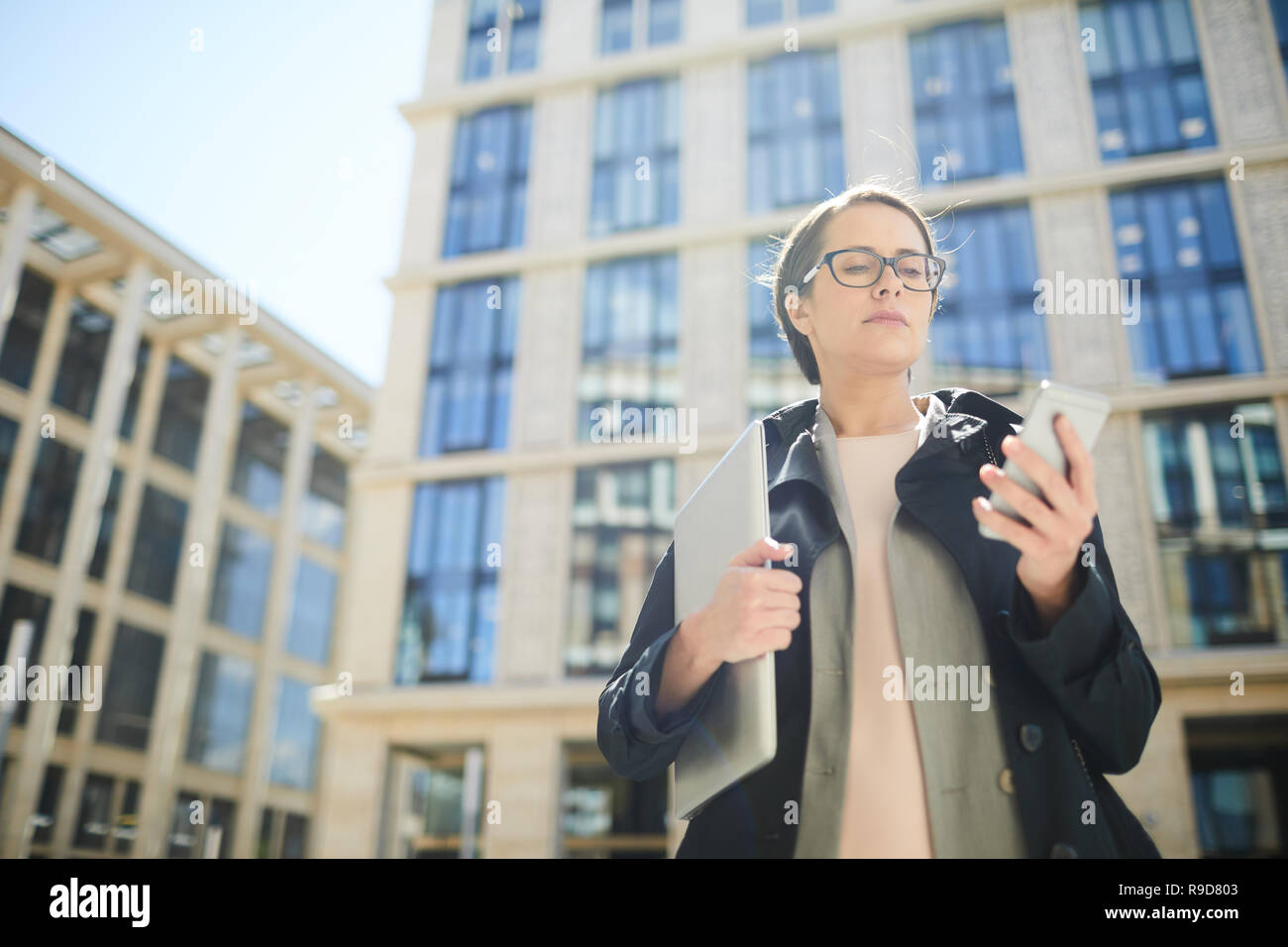 Business woman gadgets hi-res stock photography and images - Alamy