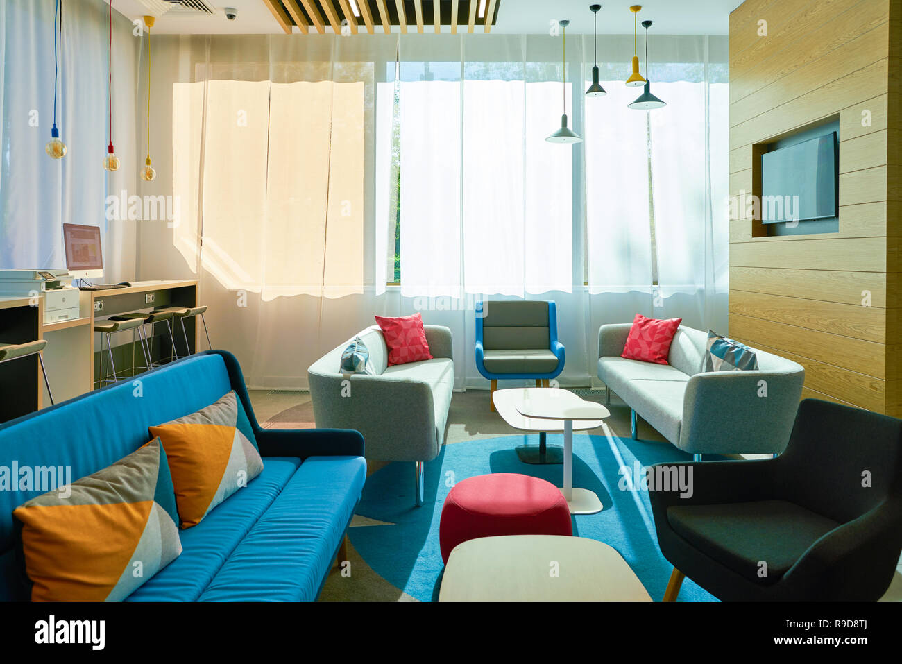 Holiday inn express lobby hi-res stock photography and images - Alamy