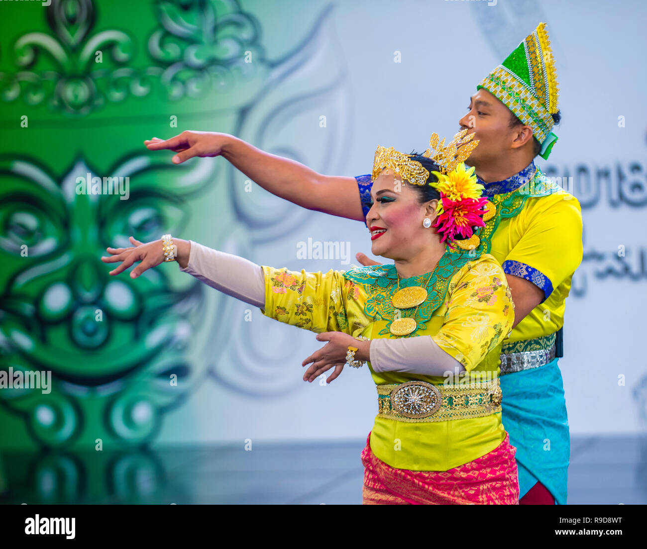 Traditional malay dance hi-res stock photography and images - Alamy