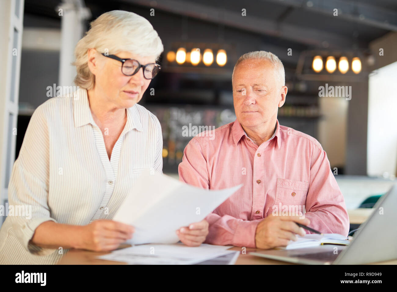 Mature woman reading paper hi-res stock photography and images - Alamy