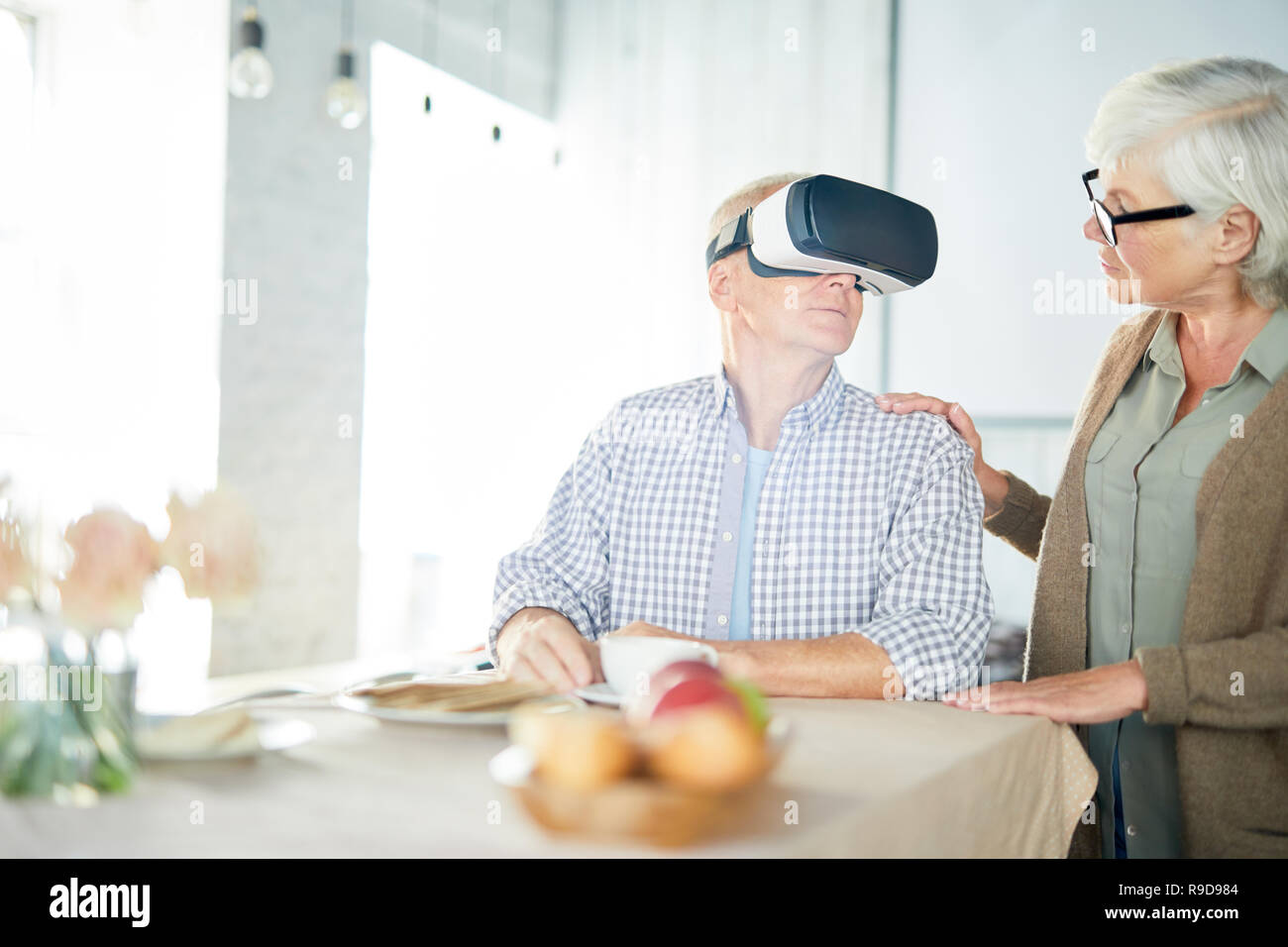 Vr mature senior woman headset hi-res stock photography and images - Alamy