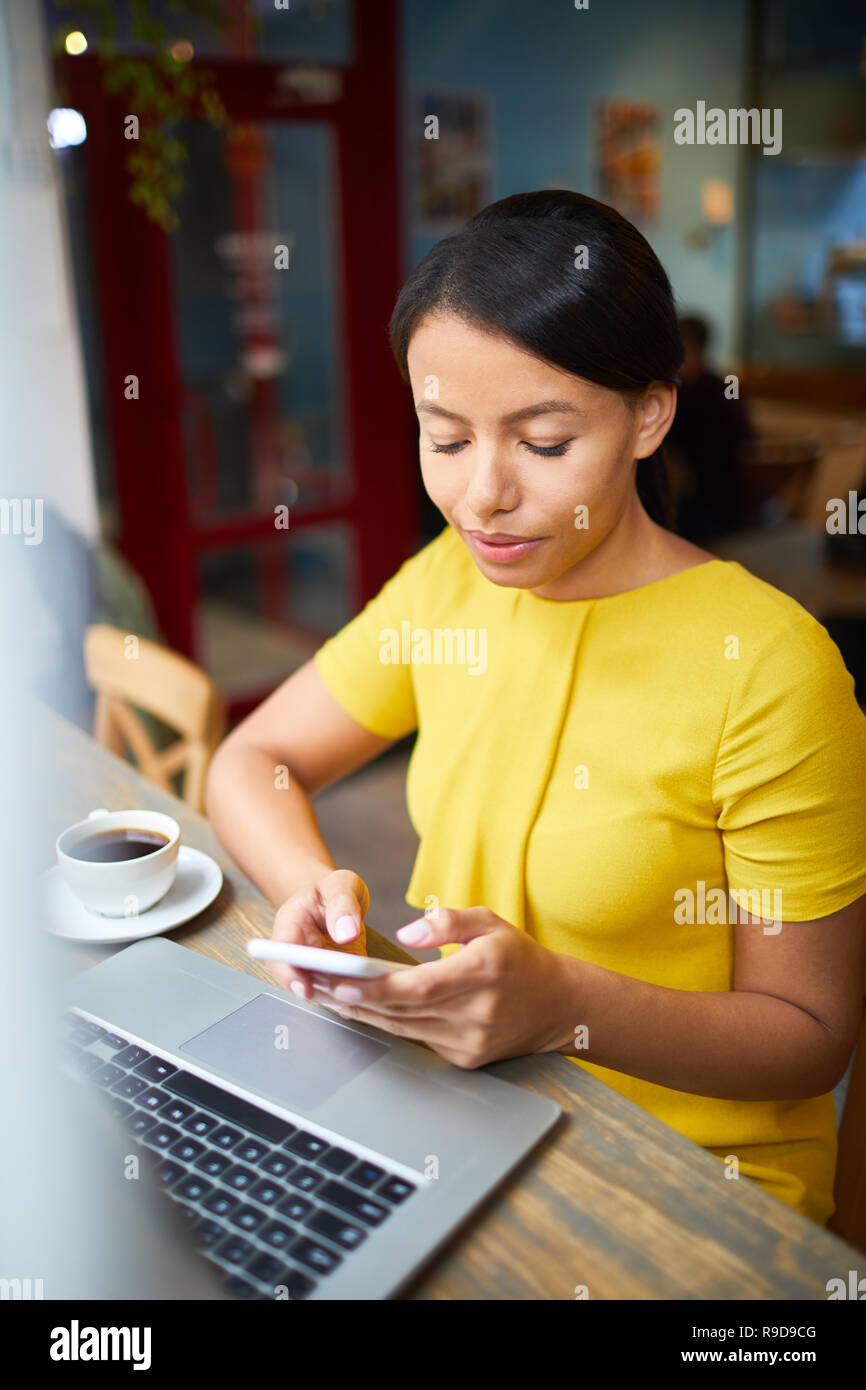 Business woman gadgets hi-res stock photography and images - Alamy