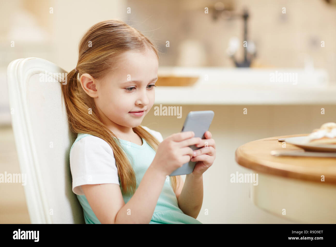 Child addicted to gadget Stock Photo - Alamy