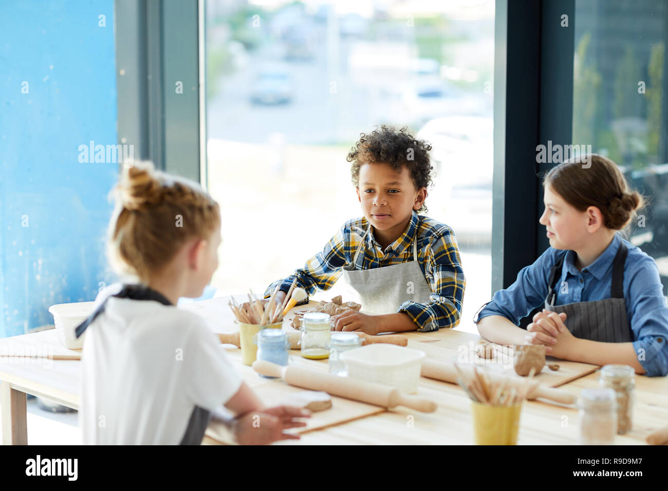 Talking primary pupils hi-res stock photography and images - Alamy
