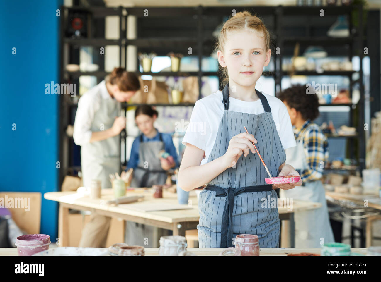 Mixing colors hi-res stock photography and images - Alamy