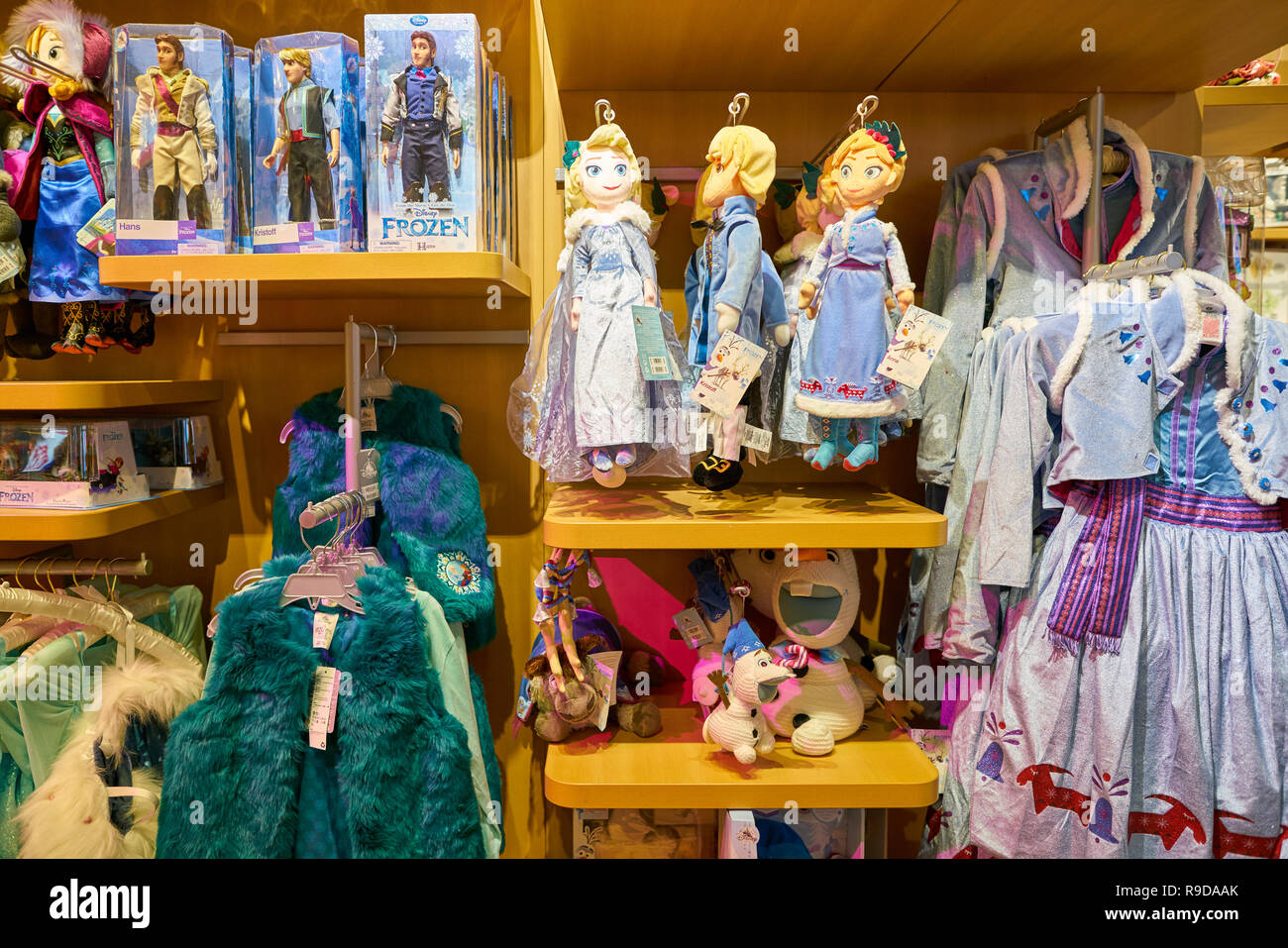 Disney store shelves hi-res stock photography and images - Alamy