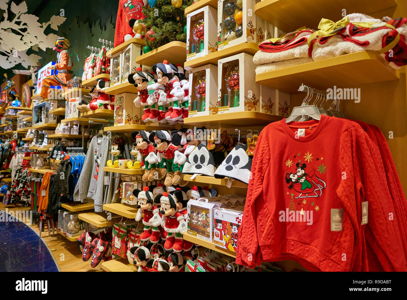 Disney store shelves hi-res stock photography and images - Alamy