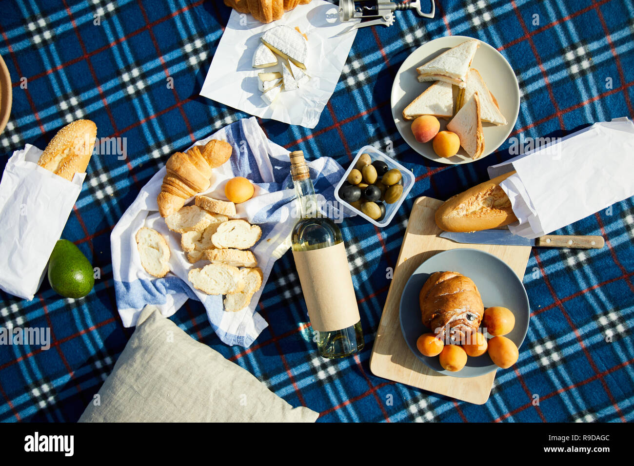 Outdoor picnic basket with bread hi-res stock photography and images ...