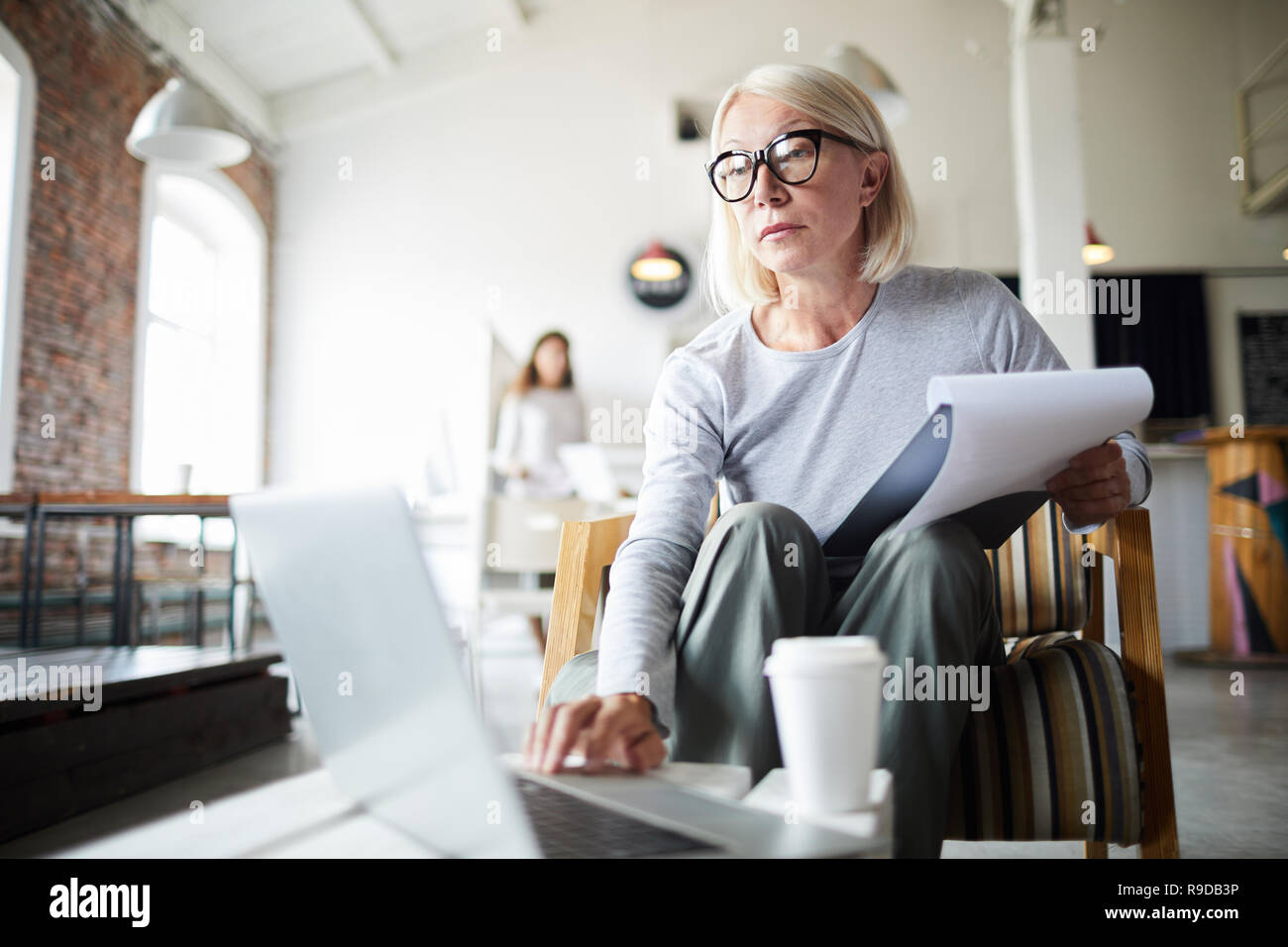 Female analyst hi-res stock photography and images - Alamy