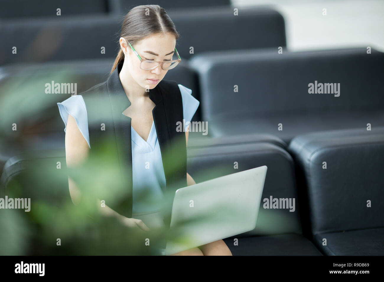 Female analyst hi-res stock photography and images - Alamy