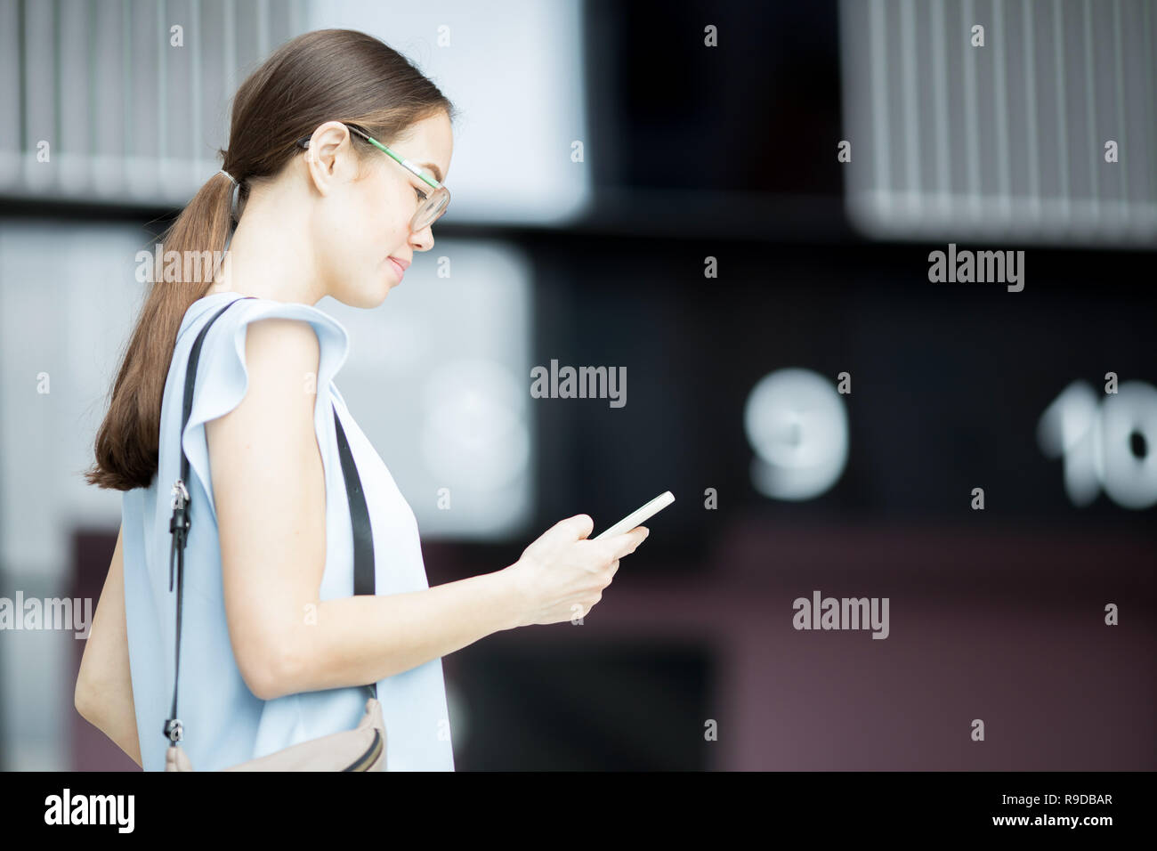 Texting messaging on the move hi-res stock photography and images - Alamy