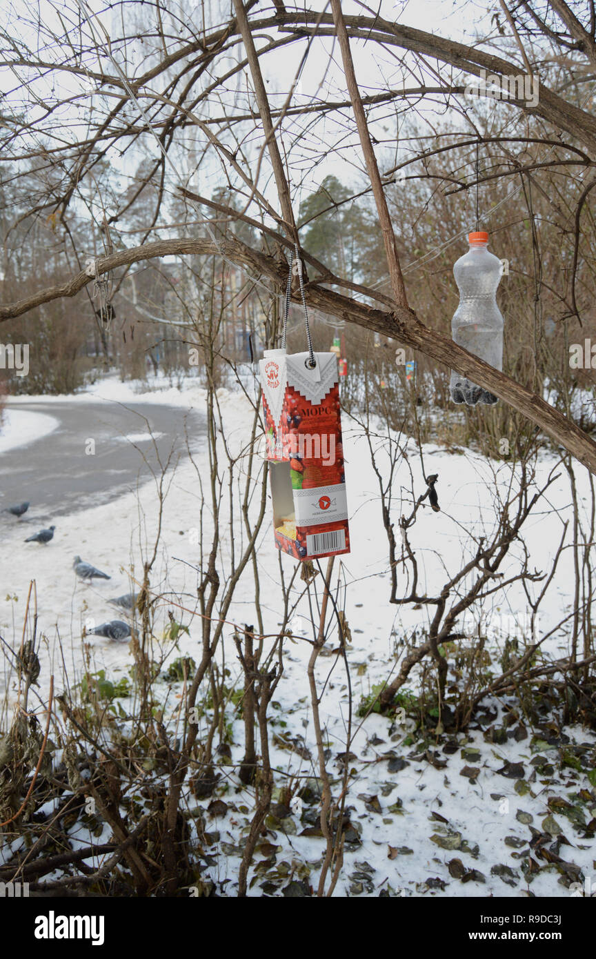Empty bird feeders hi-res stock photography and images - Alamy