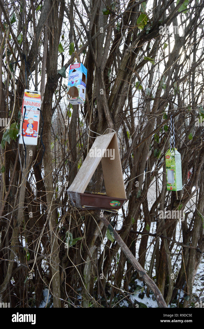 Empty bird feeders hi-res stock photography and images - Alamy