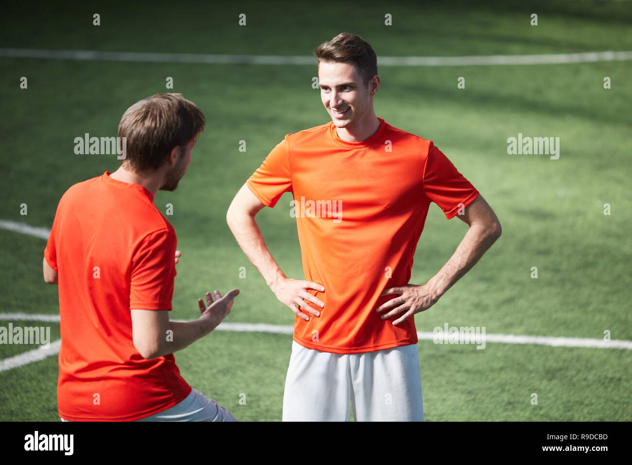 Football team talking hi-res stock photography and images - Alamy