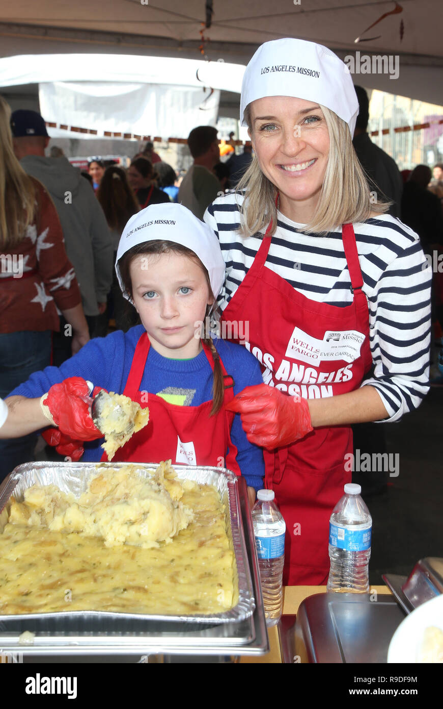 The Los Angeles Mission Hosts Thanksgiving Event For The Homeless ...