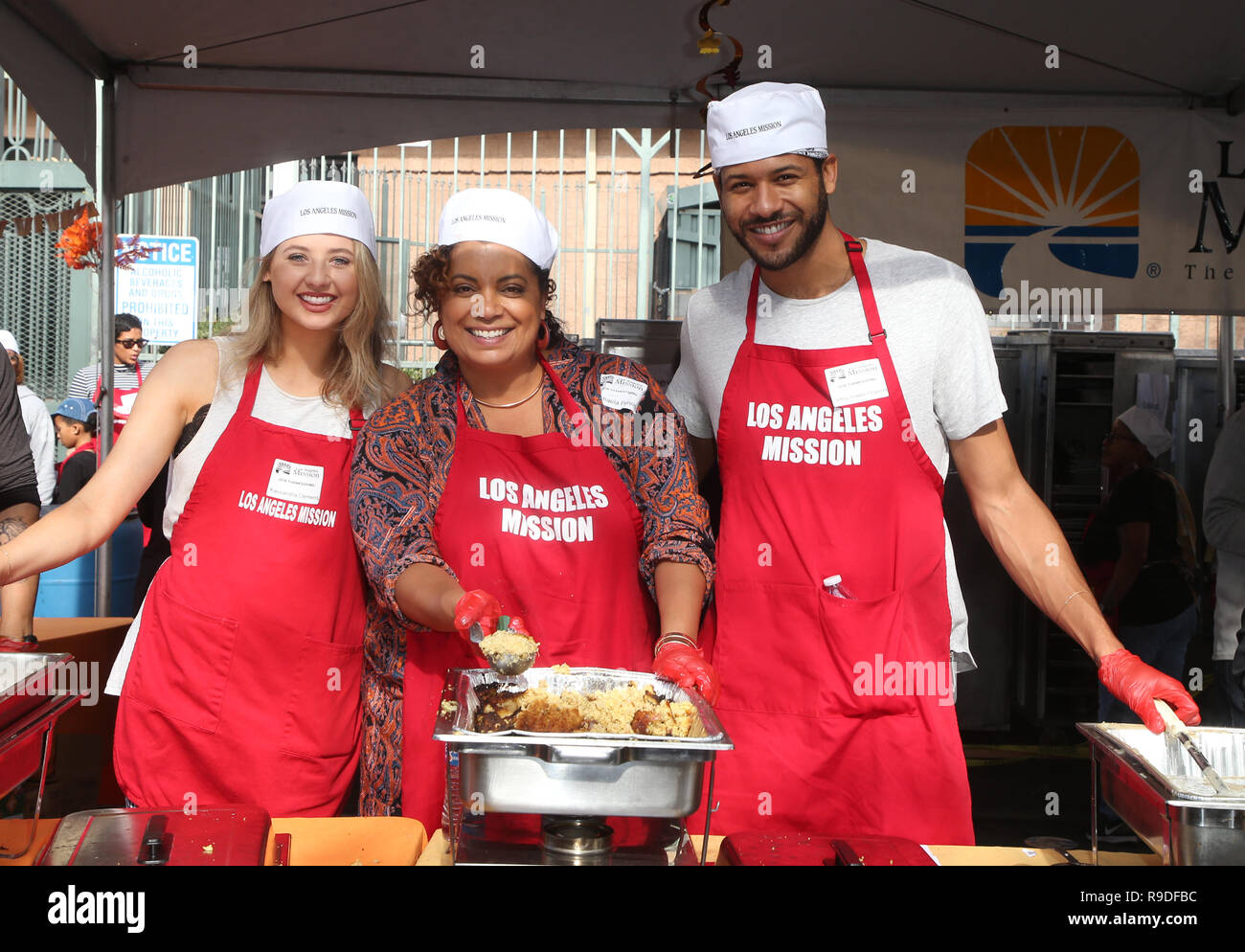 The Los Angeles Mission Hosts Thanksgiving Event For The Homeless ...