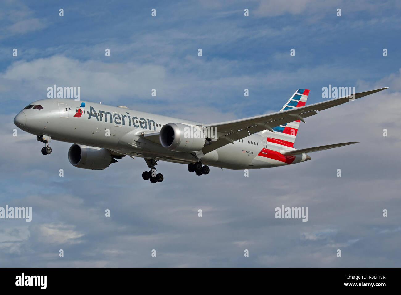 Boeing 787 dreamliner landing gear hi-res stock photography and images ...