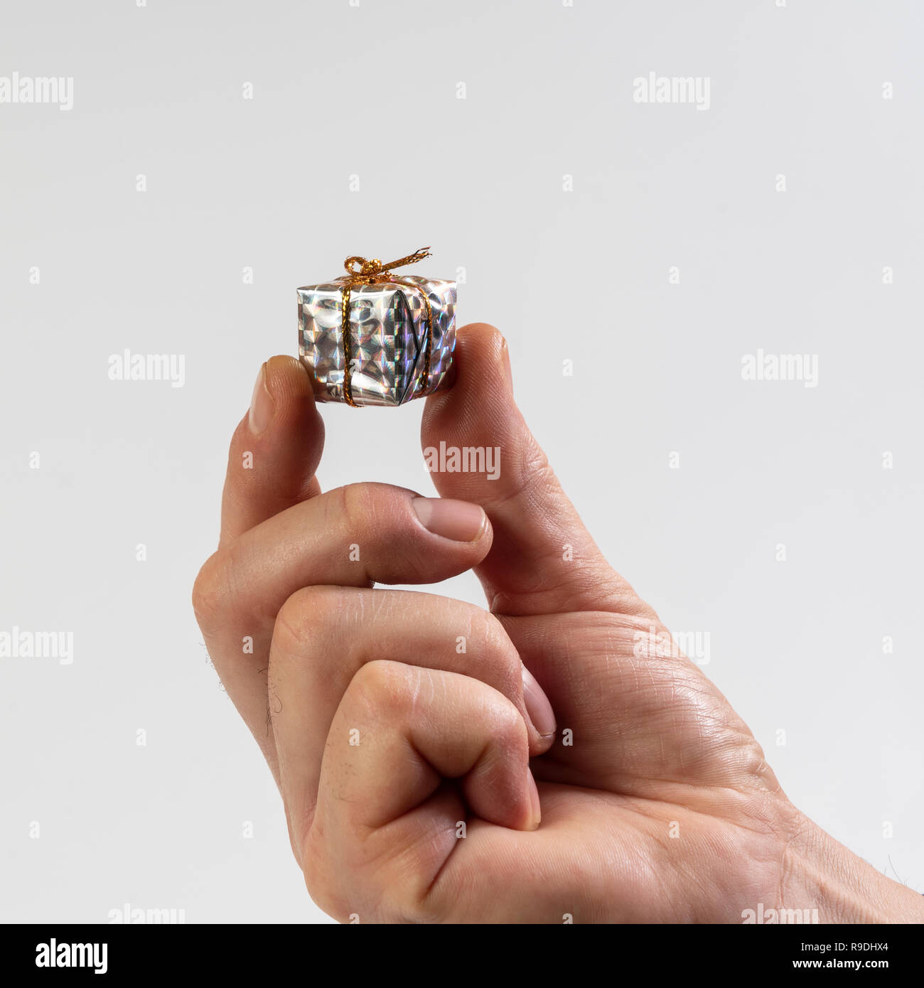 Hand with present hi-res stock photography and images - Alamy