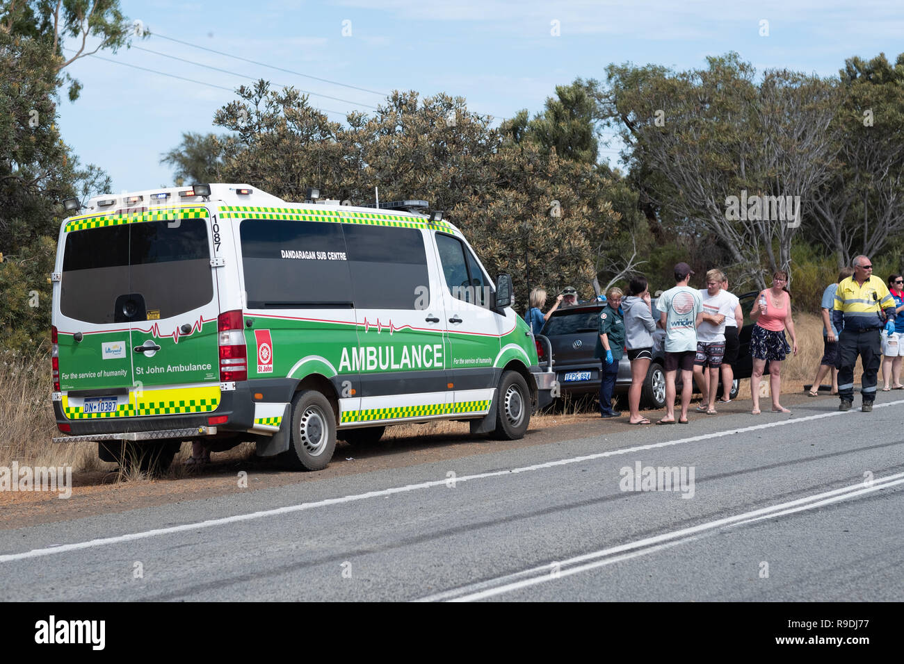 Cataby, Australia. 22nd December, 2018. Ambulance officers speak with ...