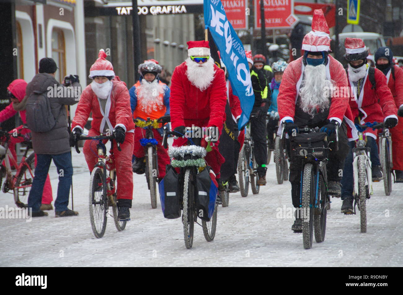 Santa flash mob hi-res stock photography and images - Alamy