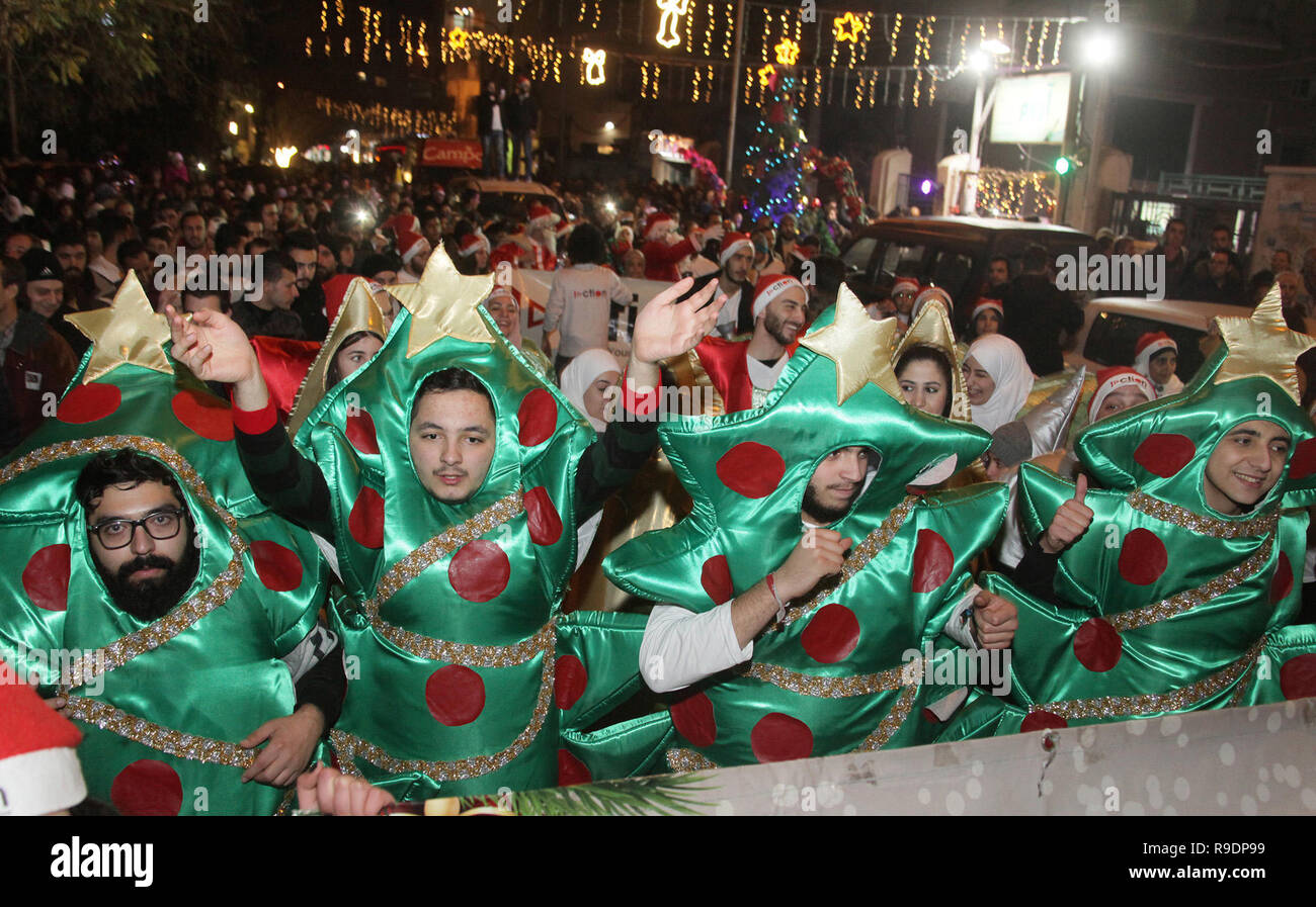 Damascus, Syria. 22nd Dec, 2018. Performers in Christmas trees ...