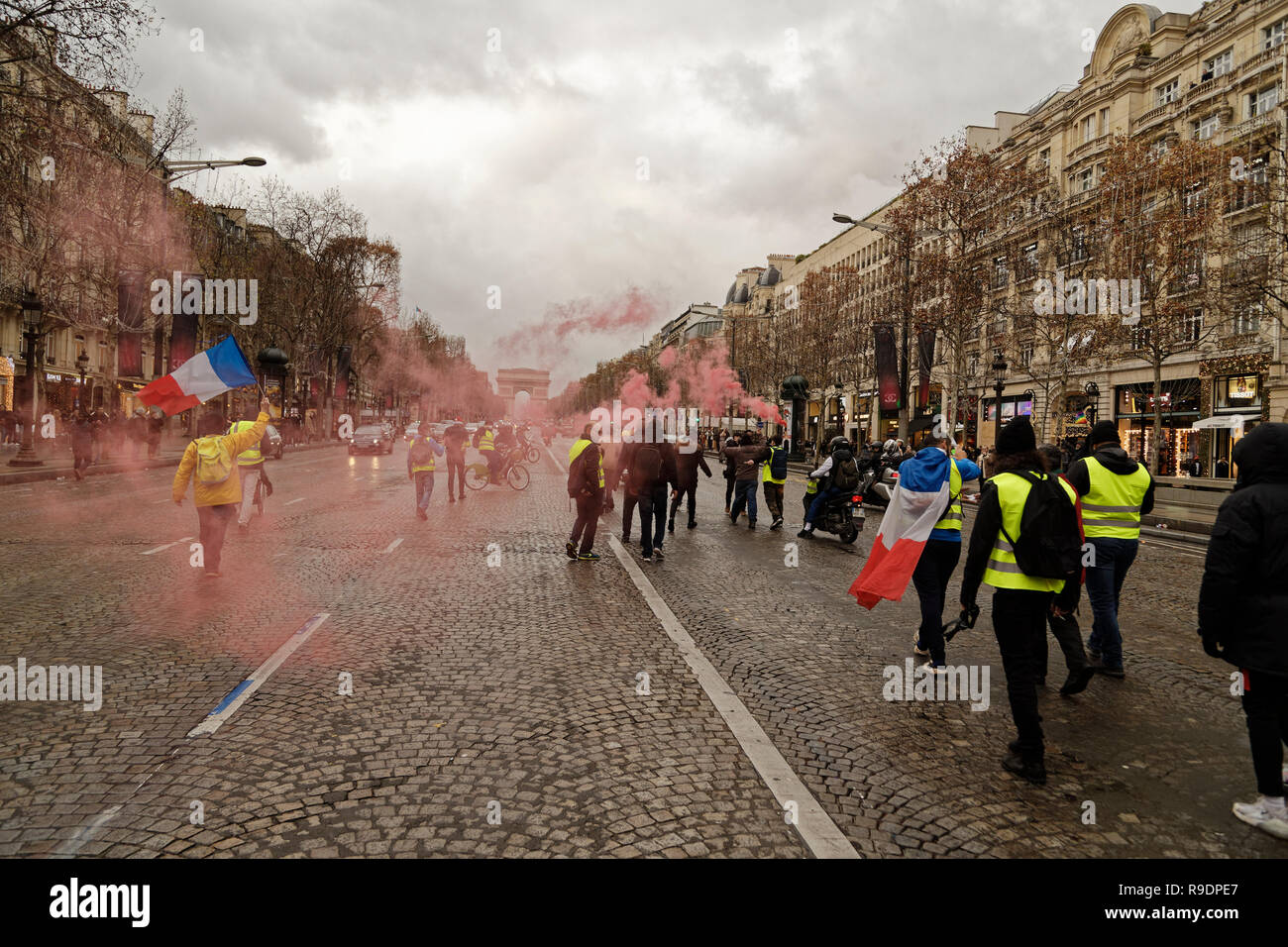 Paris, France. 22nd Dec, 2018. The yellow vests invest the Champs ...