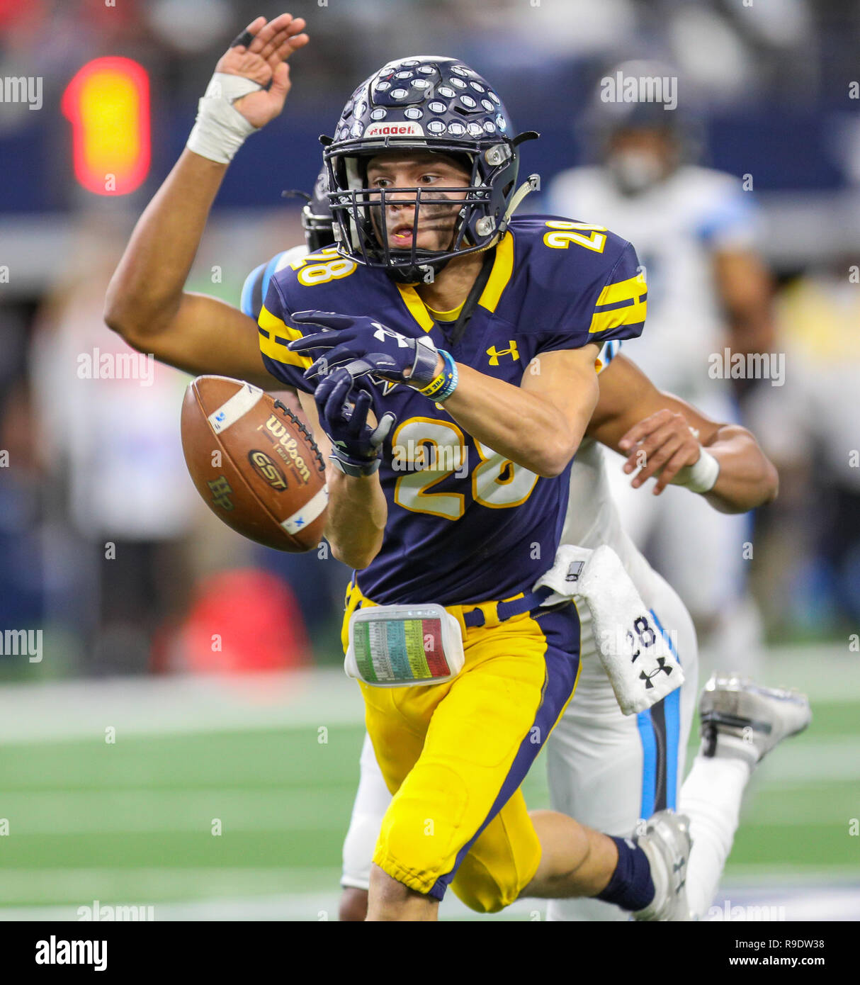 Arlington, Texas, USA. 12th Dec, 2018. The ball goes through the hands of Highland Park's Avery ...