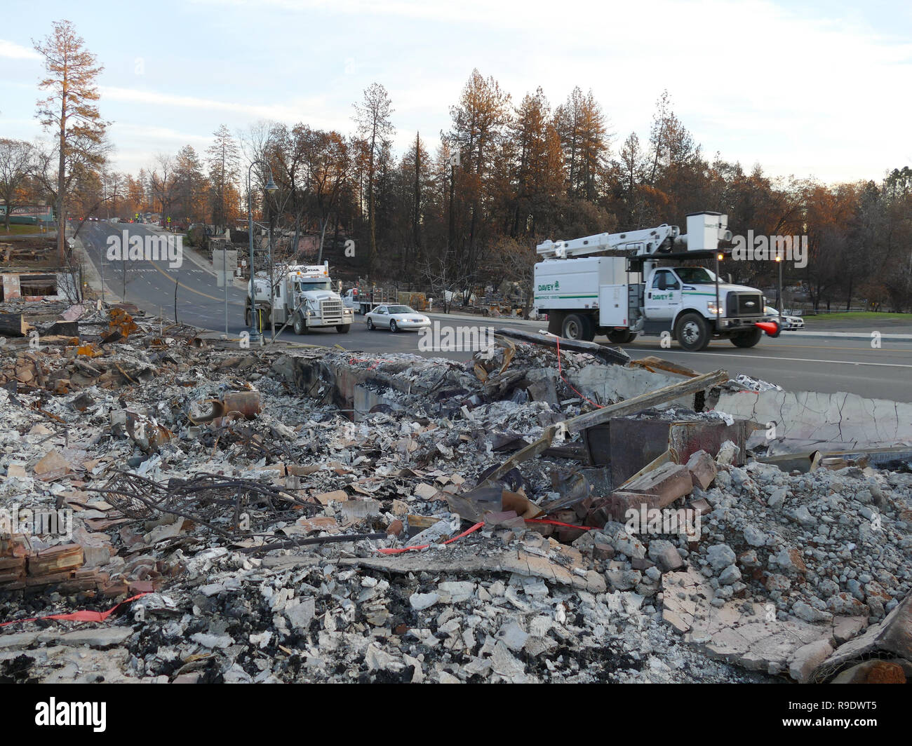 Paradise, USA. 19th Dec, 2018. Debris on the roadside in the burnt down ...